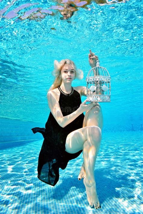 Perfect Blonde Breath Holding Underwater Telegraph