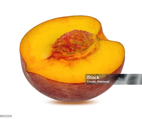 클리핑 경로가 있는 흰색 배경에 분리된 반으로 자른 복숭아 건강한 생활방식에 대한 스톡 사진 및 기타 이미지 건강한 생활방식 건강한 식생활 과일 Istock