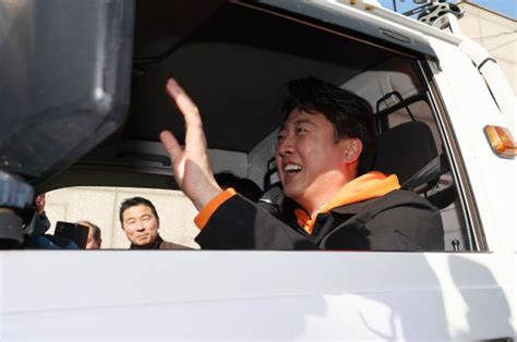 이준석 경찰·소방직 되려면 여성도 병역 의무화 디지털타임스
