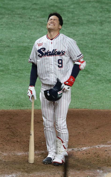 ＜日本s ヤ・オ（5）＞9回1死一塁、塩見は見送り三振に倒れ悔しがる （撮影・森沢裕） ― スポニチ Sponichi Annex 野球