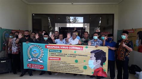 Kompak Anggota DPRD Kota Tasikmalaya Bagikan Ratusan Masker Dan