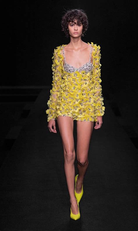 Alta Costura con toques de rebeldía diseñada por Valentino HOLA