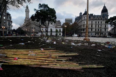 Así quedó la Plaza de Mayo después de la Marcha Federal Infobae
