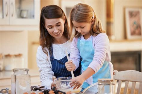 Ensine Seus Filhos A Cozinhar Para Si Mesmos Uma Jovem Que Ajudou Sua