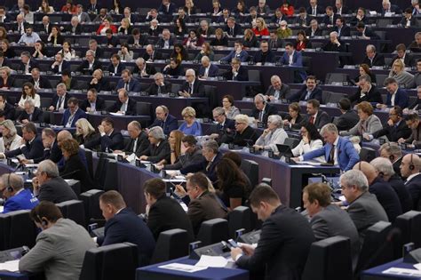 El PSOE se queda solo y rompe la unidad de su grupo en la Eurocámara