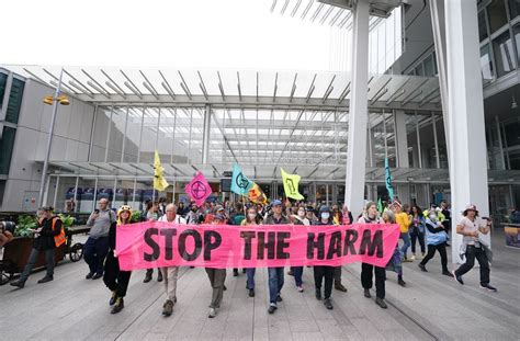In Pictures Extinction Rebellion Parks The Bus As Protest Blocks