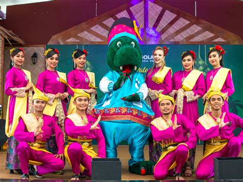 Legoland® Malaysia Resort Celebrates The “colours Of Raya” With Lego® Magic