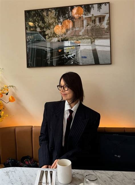 패션엔 한지혜 예쁜 엄마의 멋진 슈트 핏 딱 떨어지는 핀 스트라이프 슈트룩