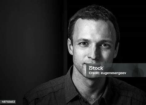 신혼여행 중인 혼혈의 젊은 군인커플 흑백 앞에서 미소 짓는 젊은 남자의 인물 사진 검은 등근육 백인종 남자 인물 사진에 대한 스톡 사진 및 기타 이미지 Istock