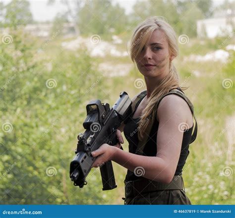 Piękna Seksowna Blond Kobiety Mienia Wojska Broń Obraz Stock Editorial