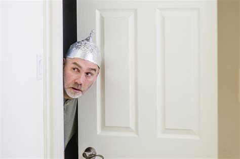 문 뒤에 알루미늄 호일 모자를 쓴 남자 호일에 대한 스톡 사진 및 기타 이미지 호일 모자 모자류 음모론 Istock