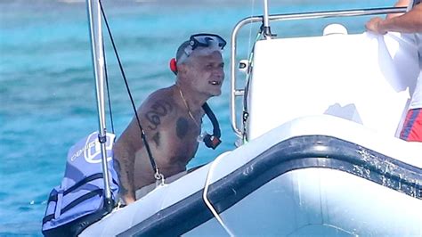 Brad Pitt Mostró Su Colección De Tatuajes En Una Playa Paradisíaca