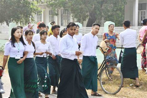 ကျောက်ဖြူခရိုင်အတွင်းရှိ စာစစ်ဌာန ၇ ခု၌ တက္ကသိုလ်ဝင်စာမေးပွဲ ပထမနေ့ မြန်မာစာ ဘာသာရပ်အား ကျောင