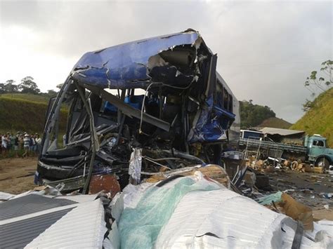 G1 Colisão entre ônibus e três carretas deixa mortos e feridos no ES