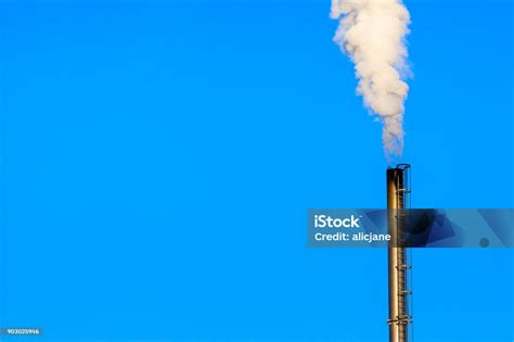 發電廠煙囪的碳排放co2 二氧化碳或化石燃料工業空氣污染煙囪和煙霧雲在藍天背景 照片檔及更多 二氧化碳 照片 二氧化碳 全球性 冷凝