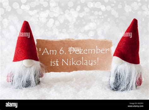 Weihnachten Grußkarten mit zwei Rote Zwerge Sekt Bokeh Hintergrund mit Schnee Deutsche Text am