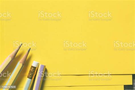 상단 보기로 복사 공간이있는 미니멀 리스트 템플릿은 흰색 텍스처 용지에 고립 된 나무 노란색 연필의 매크로 사진을 닫고 노란색