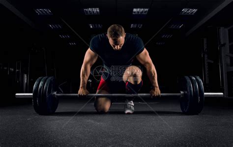 Athlete正站在他的膝盖上高清图片下载 正版图片503521739 摄图网