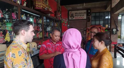Deputi Konjen Amerika Serikat Kunjungi Klenteng Gudo Dan Museum Potehi