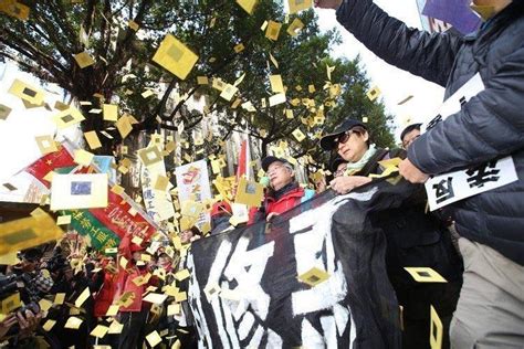 蘇煥智 《把關，才正要開始！》 勞基法今天早上修法通過，勞團撒冥紙抗議。不過修法通過後才是真正把關的開始！ 其中被指控為造成「過勞」最關鍵