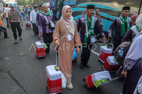 Pemberangkatan Jamaah Calon Haji Bojonegoro ANTARA Foto