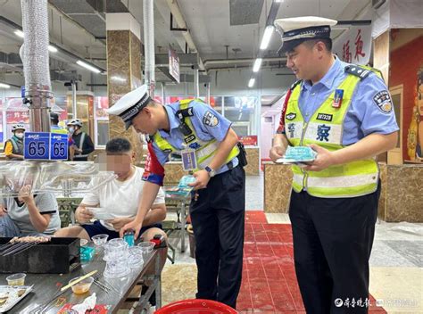 主动提醒餐馆顾客远离酒驾，聊城城区交通劝导志愿者“上线”进行宣传队伍