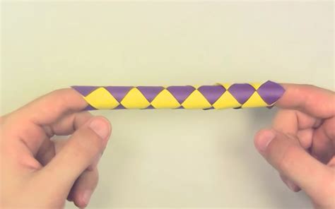 【课间玩具】教你手工制作纸弹簧，可以套在手指上玩，很有趣哔哩哔哩bilibili