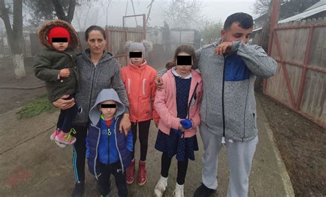 O familie cu șase copii din Prahova a rămas sub cerul liber