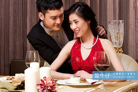 给女友戴项链 蓝牛仔影像 中国原创广告影像素材