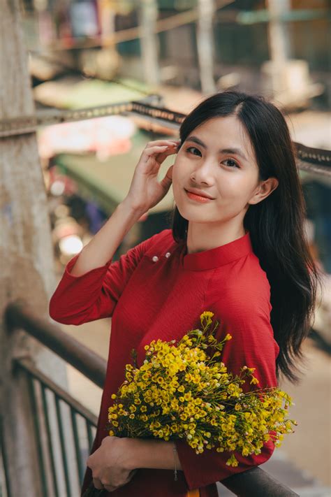 图片素材 女人 皮肤 微笑 发型 厂 闪光摄影 时尚 快乐 花瓣 腰部 大腿 黑发 夏季 人类腿 长发 花