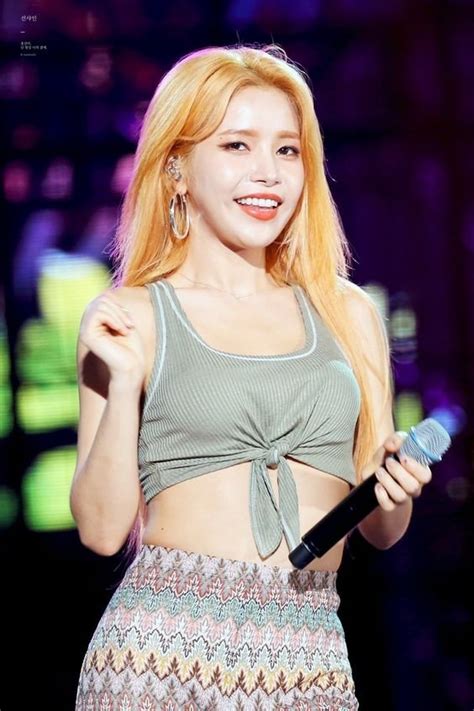 10 Times Mamamoos Solar Rocked A Sexy Crop Top And Had Us Wreckd