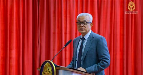 ឯកឧត្តមអគ្គបណ្ឌិតសភាចារ្យ អូន ព័ន្ធមុនីរ័ត្ន