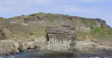 Diver Visits Japans Underwater ‘pyramid The Yonaguni Monument A