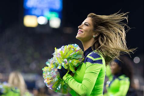 Nfl Regular Season Week 14 The Seattle Sea Gals Ultimate Cheerleaders