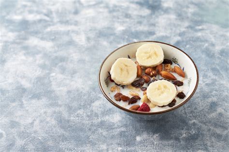우유 견과류 건포도 바나나와 그라놀라 그릇 맛있고 건강한 식사를 위한 컨셉 소박한 나무 배경입니다 공간을 복사합니다 0명에 대한 스톡 사진 및 기타 이미지 Istock