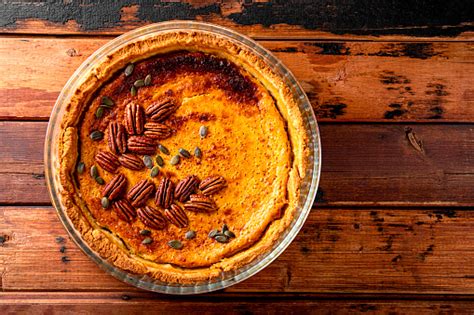 피칸이 있는 전통적인 미국 호박 파이 오래된 나무 배경에 수제 호박 파이 텍스트 여유 공간 구운 호박 가을에 대한 스톡 사진 및 기타 이미지 Istock