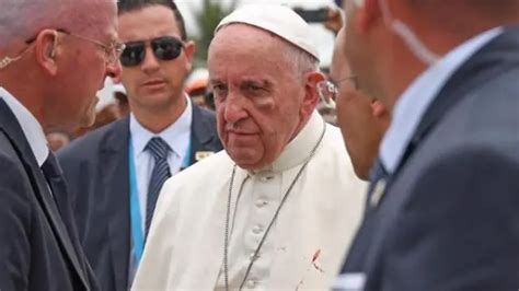 El Papa Se Golpea En La Cara Al Intentar Saludar A Un Niño En Cartagena