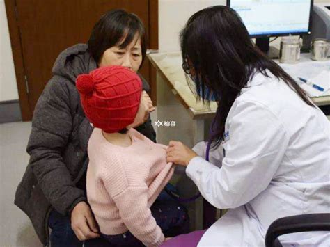小孩发烧尽量不要马上看医生，过了72小时定律再说 柚喜问答