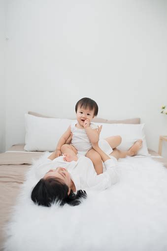 젊은 어머니 재생 와 그녀의 아기 에 침실 에 홈 가족에 대한 스톡 사진 및 기타 이미지 가족 건강한 생활방식 귀여운