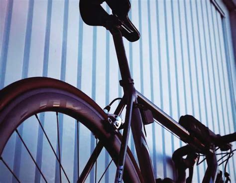 黒と白のフォーカスリムブレーキクライミングバイク marvel 50v リムブレーキ カーボンホイール elitewheels
