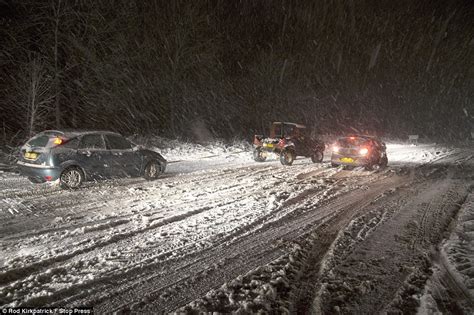 Uk Weather Sees Blizzards Cause Travel Chaos Daily Mail Online