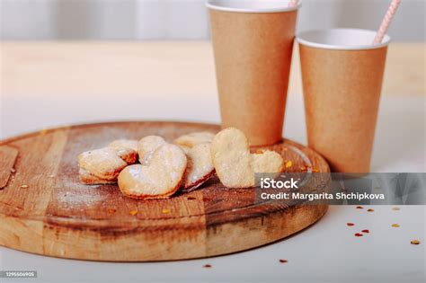 둥근 나무 도마에 하트 모양의 쿠키 하트 모양의 세인트 발렌타인 쿠키와 흰색 배경에 공예 커피 컵 튜브와 함께 갈 두 개의 종이 커피 0명에 대한 스톡 사진 및 기타 이미지