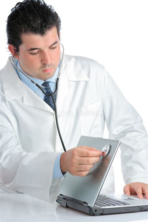 Pc Doktor Der Einen Computer überprüft Stockfoto Bild Von überprüft
