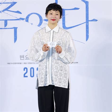 CONTENT 이엘 영화 그녀가 죽었다 제작보고회 레이스 셔츠 WALALAND 왈라랜드