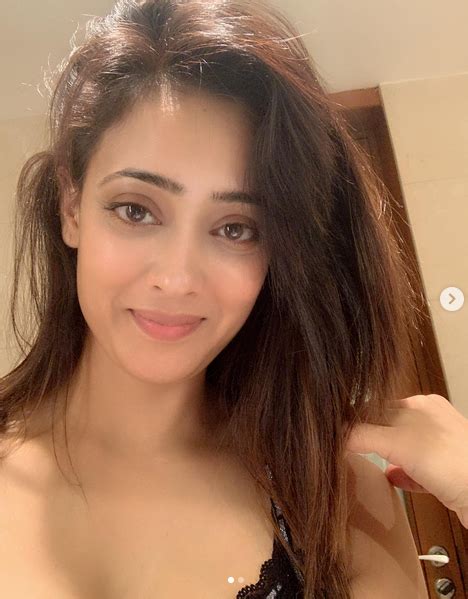 Shweta Tiwari ने ब्लैक नाइटी में शेयर की अपनी ऐसी तस्वीरें यूजर ने कहा