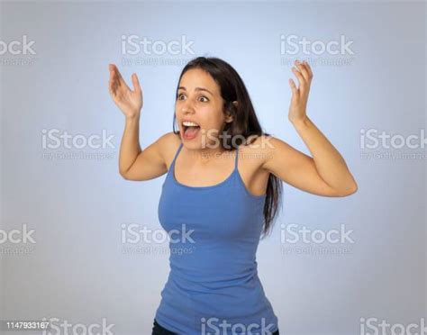 아름 다운 충격 젊은 라틴어 여자의 초상화는 좋은 소식을 듣고 놀라게 복권을 우승 또는 충격 행복 얼굴로 큰 성공을 쾌활 한