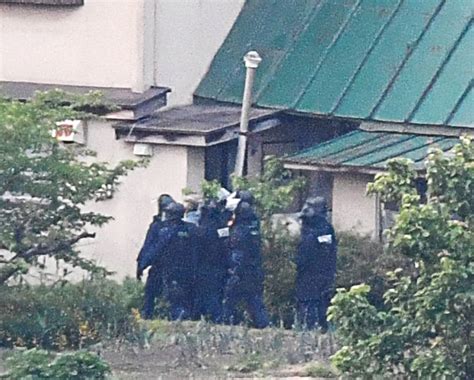 フォトギャラリー1枚目 警察官6〜7人に囲まれ「猟銃とサバイバルナイフで4人殺害」長野立てこもり犯の「連行現場写真」 Fridayデジタル