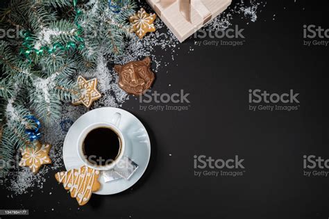 크리스마스와 새해 장식 구성 텍스트의 장소가 있는 어두운 배경의 모피 나뭇가지 의 상단 보기입니다 마시멜로 진저 브레드 초콜레이트와 향기로운 커피 한 잔 0명에 대한 스톡