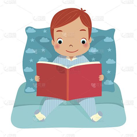 男孩在床上看书