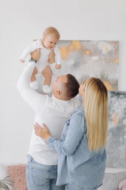 Retrato De Un Familia Joven Foto Gratis
